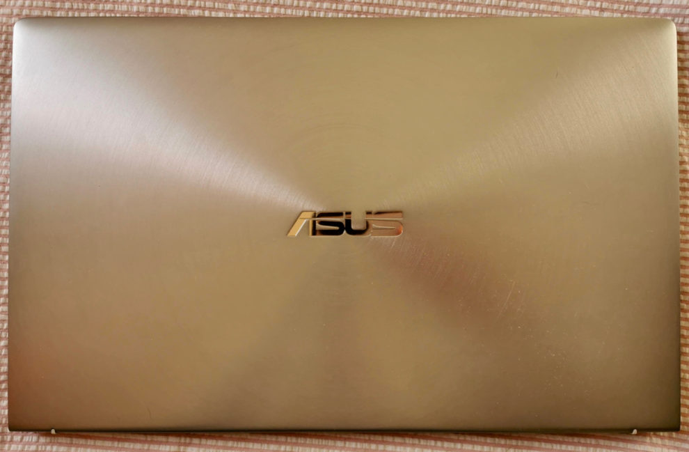 Macro: Asus ZenBook 14 (2019) - INTERFACES